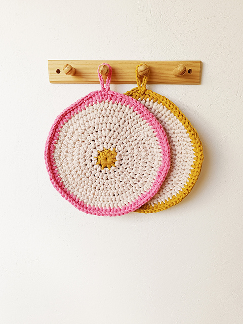 Ravelry: Circle Time Hotpads pattern by Emma Munn
