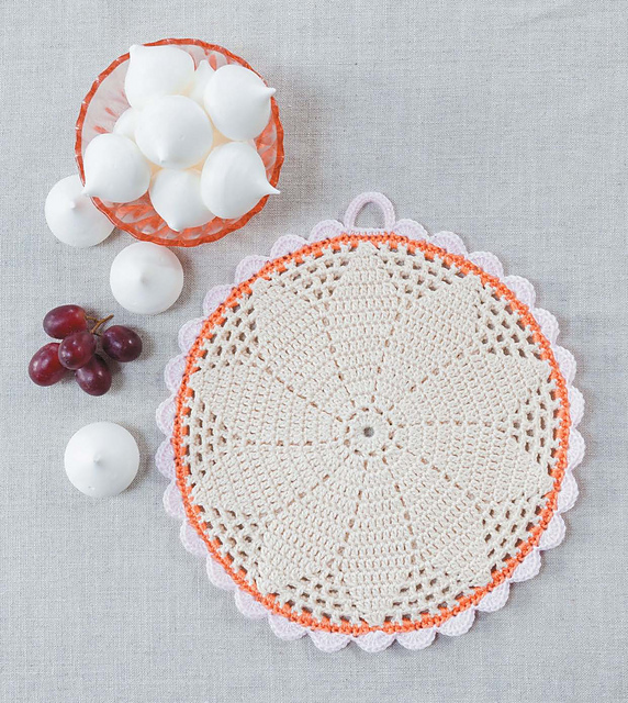 Ravelry: Filet Daisy Potholder pattern by Emma Lamb