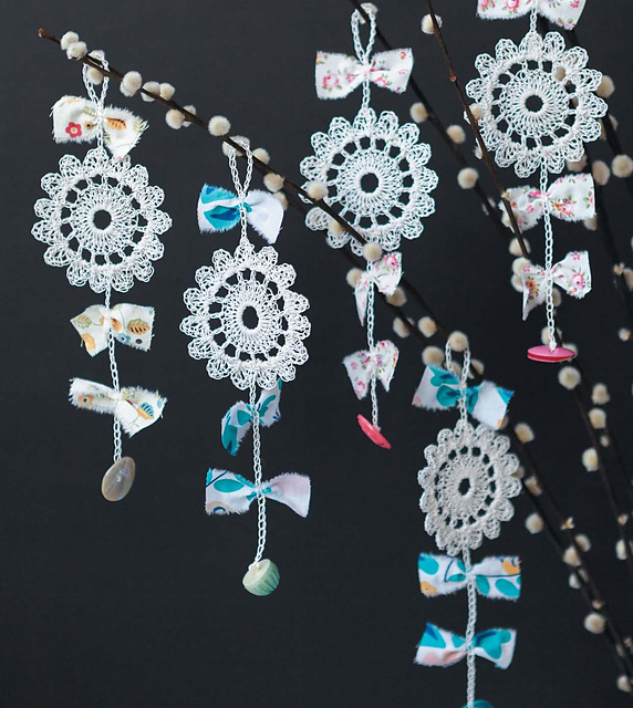 Ravelry: Paper Flower Charms pattern by Emma Lamb