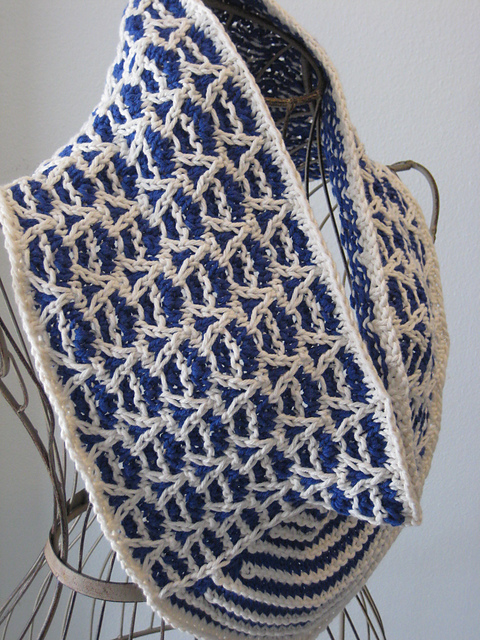 Ravelry: Tons of Triangles Cowl pattern by Gretchen Tracy
