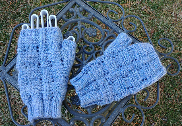 Ravelry: Island Crossing Mitts pattern by Debbie Trainor