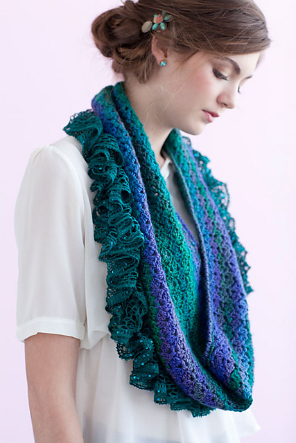 Ravelry: Emma Cowl pattern by Robyn Chachula