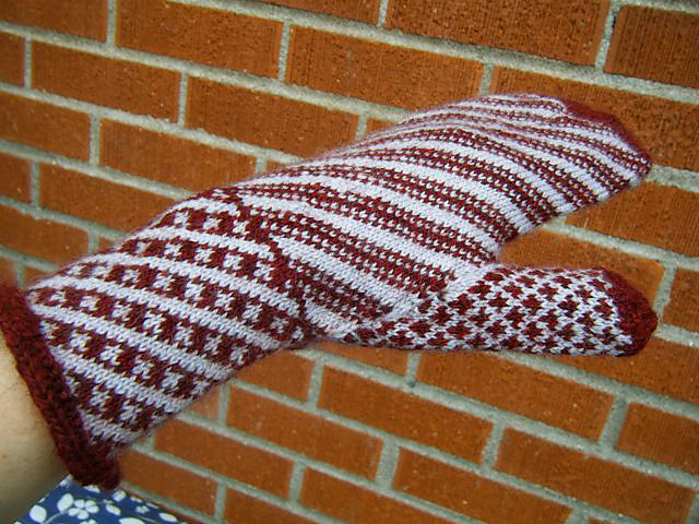 Ravelry: Spiral Mittens pattern by Jennifer Thompson