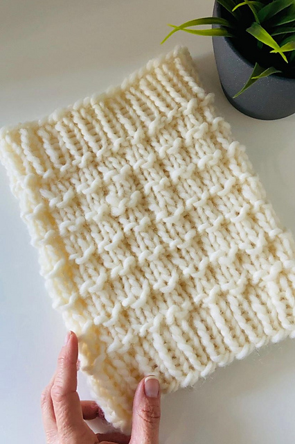 Ravelry: Snow Cowl pattern by Alessia Bartolomeo