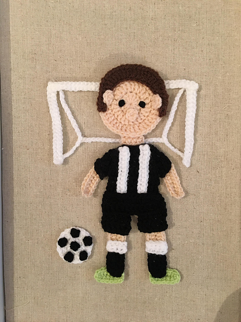 Ravelry: Footballer Applique - Newcastle pattern by Fiona Wilkinson