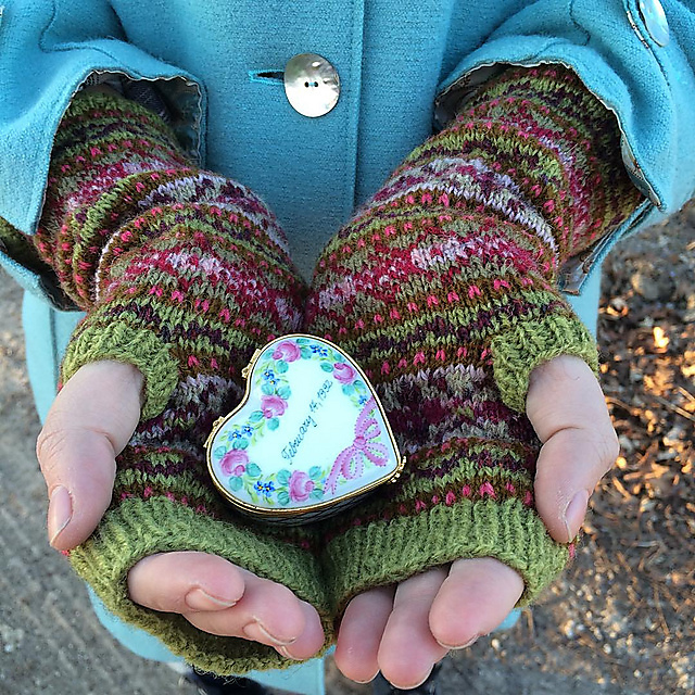 Ravelry: I ﹤3 Color Mitts pattern by Lynn Nilges
