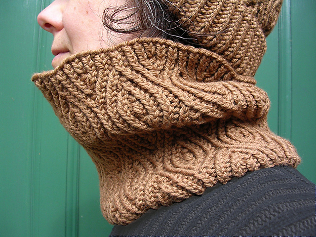 Ravelry: Almond Cowl pattern by Dagmar Mora