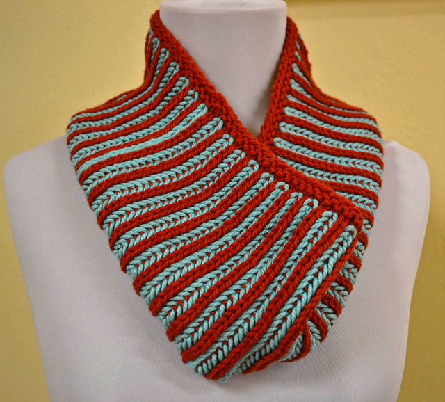 Ravelry: Chloë Cowl pattern by Firefly Fibers