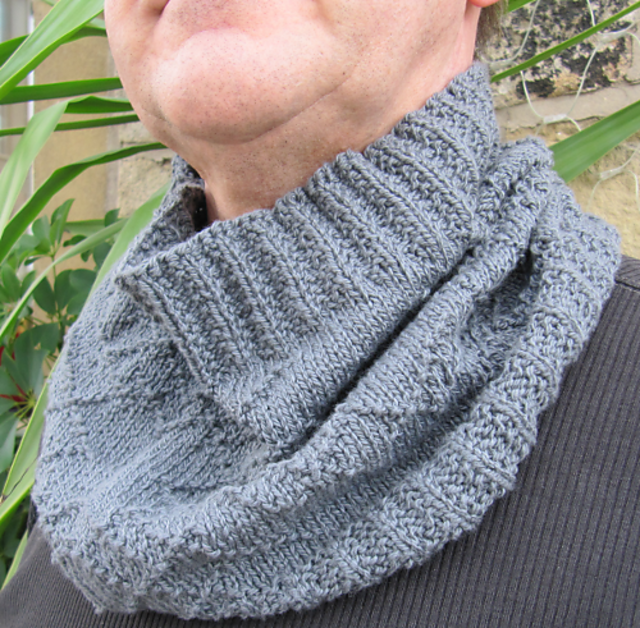 Ravelry: Diagoniella Cowl pattern by Sue Beard