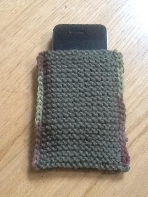 Ravelry: Beginner simple mobile phone case pattern by Tracey Clark