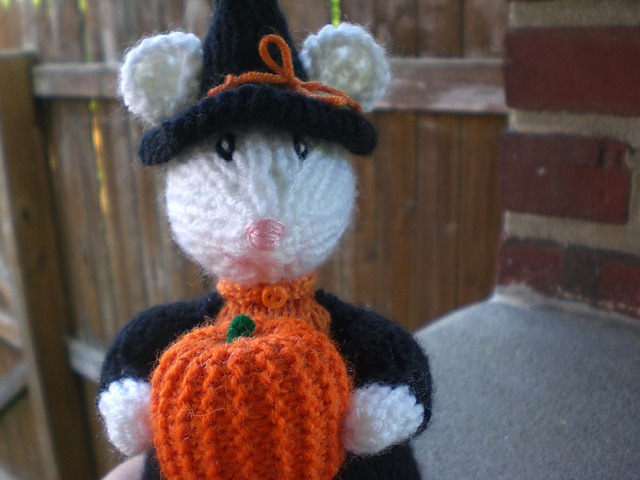 Ravelry: Harvest Mice pattern by Alan Dart