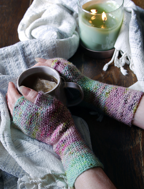 Ravelry: Zero Waste Mitts pattern by Suzanne Karnes