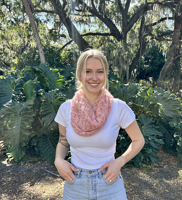 Ravelry: Fuzzy Fix Cowl pattern by Laura Dobratz