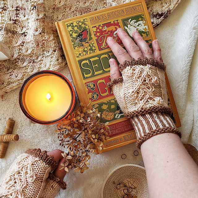 Ravelry: Misselthwaite Manor Mitts pattern by Laura Fox