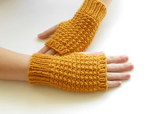 Ravelry: Fingerless Mittens pattern by Sandra Buckley