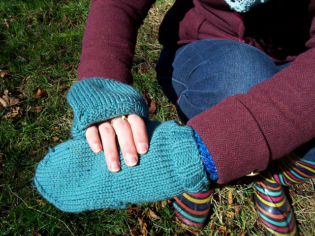 Ravelry: Hybrid Mittens go Round pattern by Rachel Prewitt