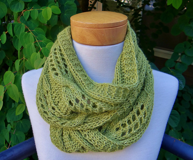 Ravelry: Enchained Infinity Loop pattern by Galzanne Knits