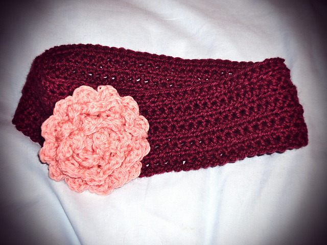 Ravelry: Daisy Buchanan Earwarmer pattern by Mandie Williams