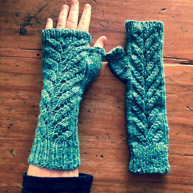 Ravelry: Autumnal Mitts pattern by FibreAndThreads