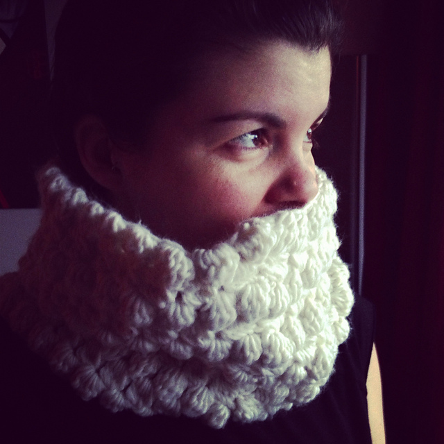 Ravelry: Puff stitch Cowl pattern by Anne Gosselin