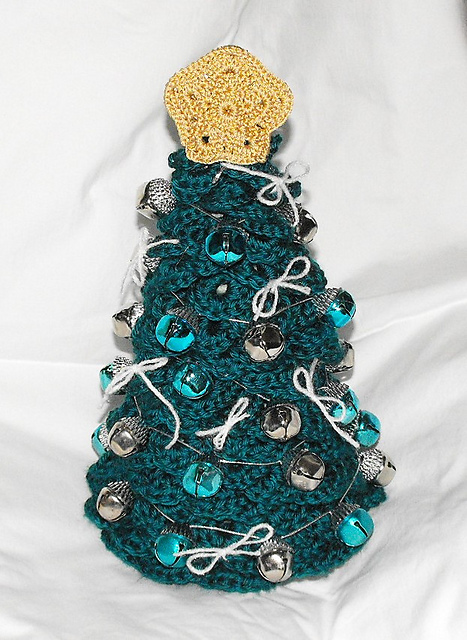 Ravelry: Crocodile Christmas Tree pattern by Frances Bott