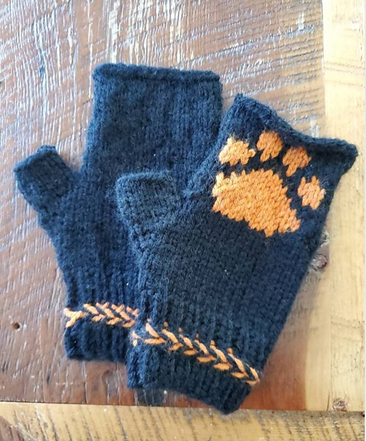 Ravelry: Fingerless Paw Print mittens pattern by Michelle Seligman