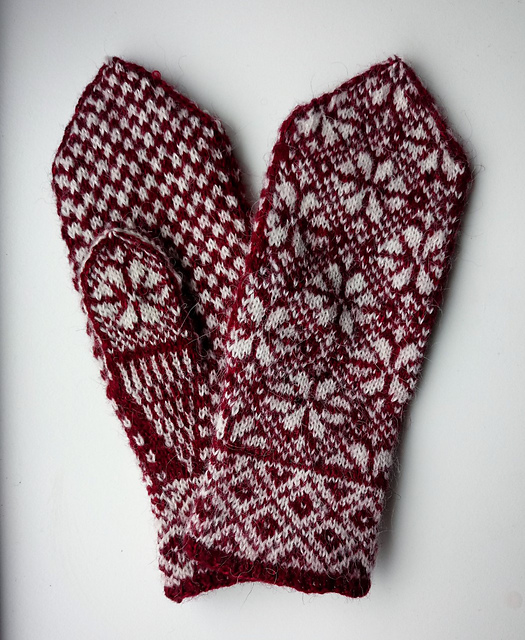 Ravelry: Blómavettlingar pattern by Gudlaug M. Juliusdottir