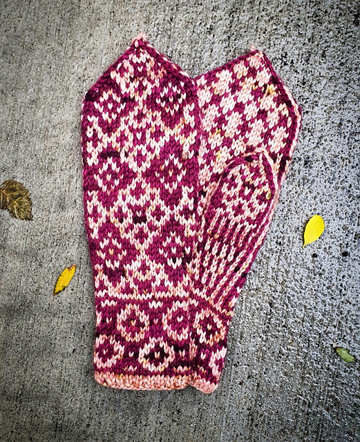 Ravelry: Október vettlingar pattern by Gudlaug M. Juliusdottir