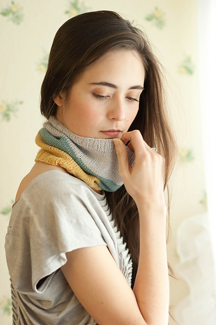 Ravelry: Tricolor Cowl pattern by Hannah Fettig