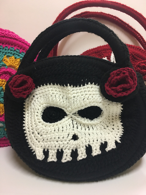 Ravelry: Holiday gift or treat bag pattern by Heather Crouch