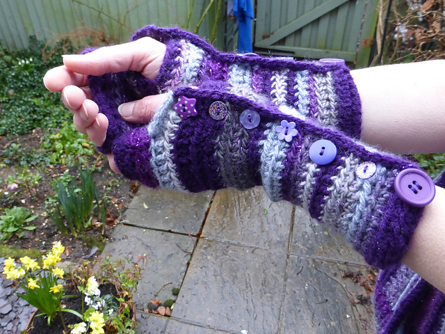 Ravelry: Hellabella Handwarmers pattern by Helen Wellings
