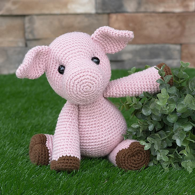 Ravelry: Paisley the Pig pattern by Jess Huff