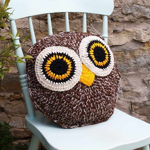 Ravelry: Hooty Owl Cushion pattern by Debi Birkin