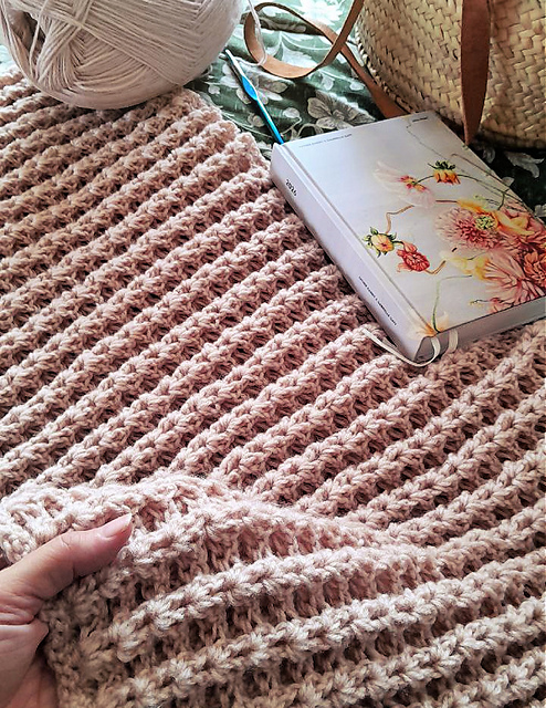 Ravelry: Waffled Shell Stitch Blanket pattern by Lisa van Klaveren