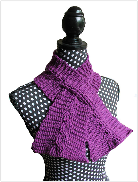 Ravelry: Cable Keyhole Scarf pattern by Lisa van Klaveren