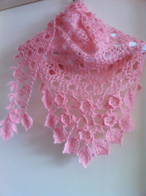 Ravelry: p.03 Irish Crochet Lace Mini Shawl pattern by Mayumi Kawai (河合真弓)