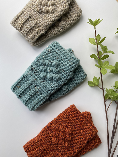 Ravelry: Easy Bobble Fingerless Mittens pattern by Elizabeth Coxhead