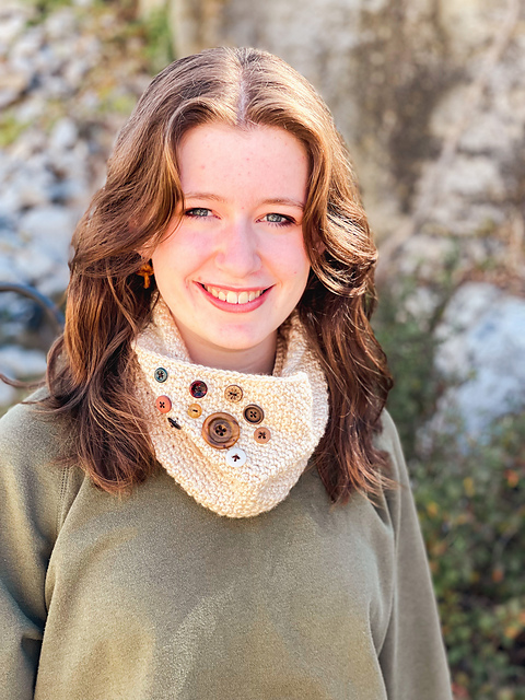 Ravelry: Button Jar Cowl pattern by Lisa Marie Brown
