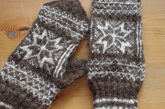 Ravelry: Vettlingar með áttablaðarós úr Landsveit pattern by Kristín ...