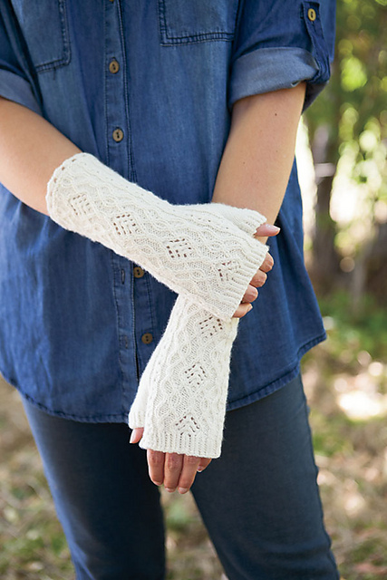 Ravelry: Kesh Fingerless Mitts pattern by Luise O'Neill