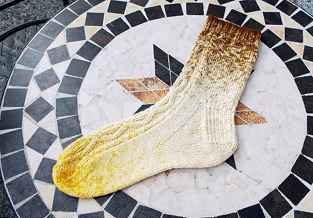 Ravelry: Lúnasa Socks pattern by Ciara Ní Reachtnín