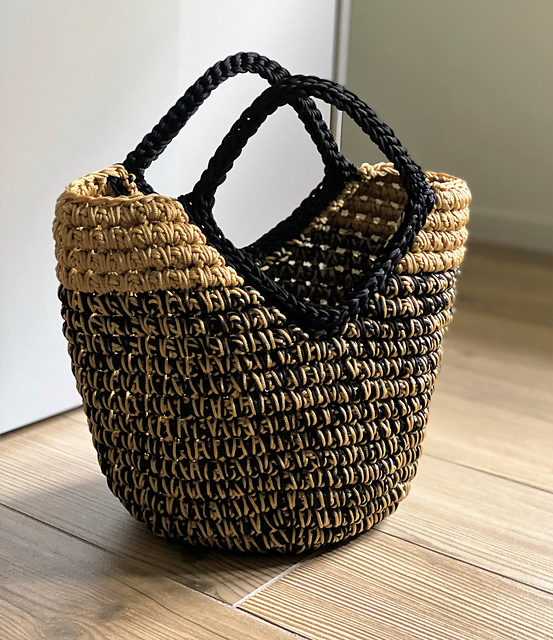 Ravelry: V-Bag pattern by isWoolish