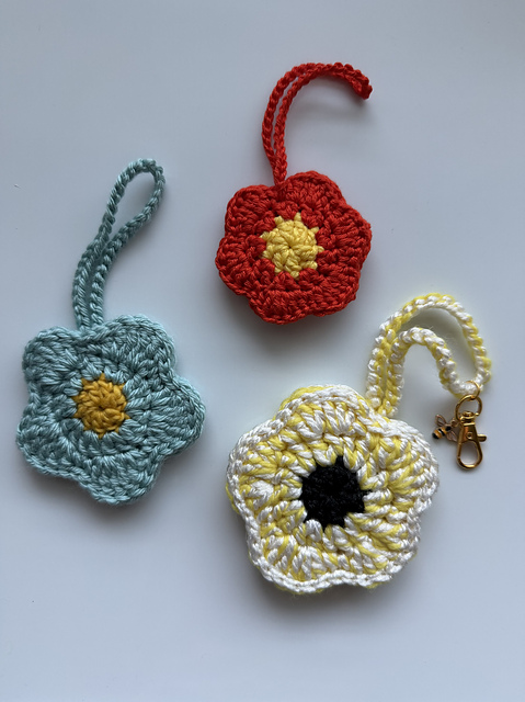 Ravelry: Petite Bloom pattern by itslooplab