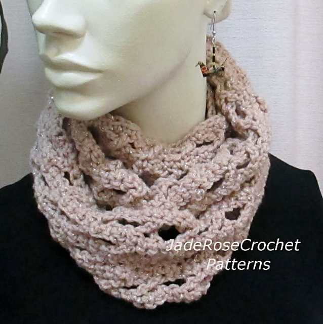 Ravelry: Hugs and Kisses Cowl pattern by Betti Effrig