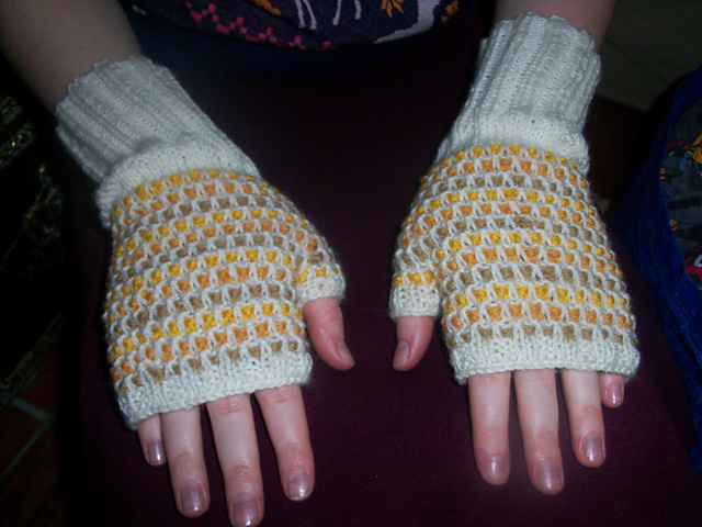Ravelry: Honeycomb Hands pattern by Jammy Mummy