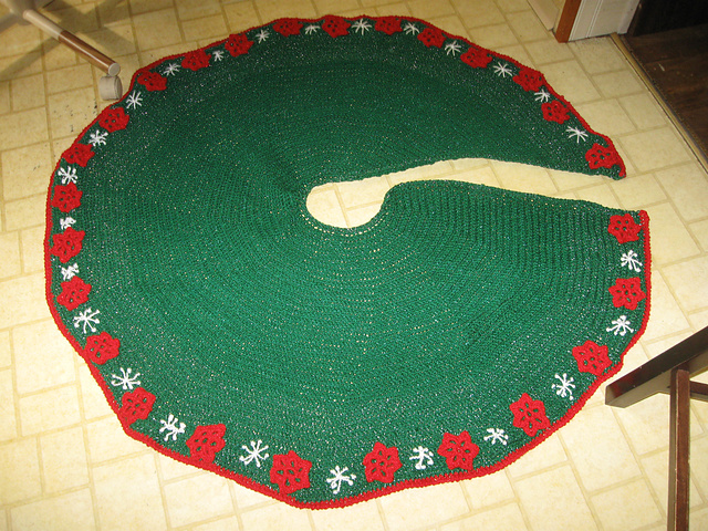 Ravelry: Traditional Tree Skirt pattern by Darlene Dale