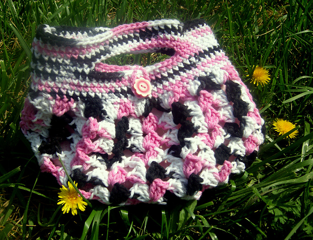 Ravelry: Oval Bottom Shell Bag pattern by Jenna Wingate