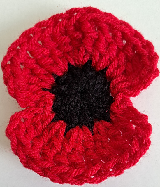 Ravelry: Poppy Brooch pattern by Louise Cramond