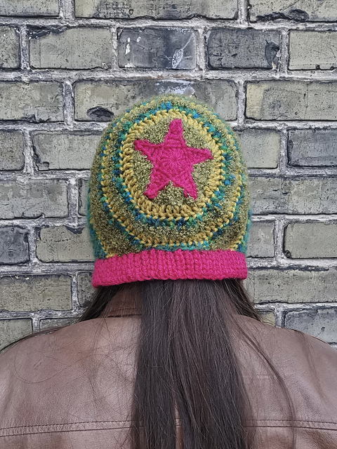 Ravelry: Scrappy Star Bonnet pattern by Jinspun