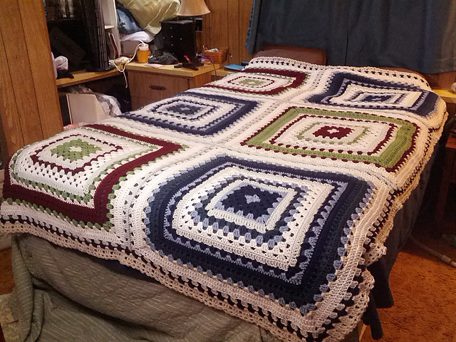 Ravelry: jlbauer0323's Giant granny square afghan (bedspread)